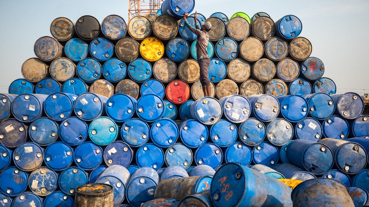 Gwałtowne spadki cen ropy w wyniku ceł USA. Rosja będzie miała mniejsze ...