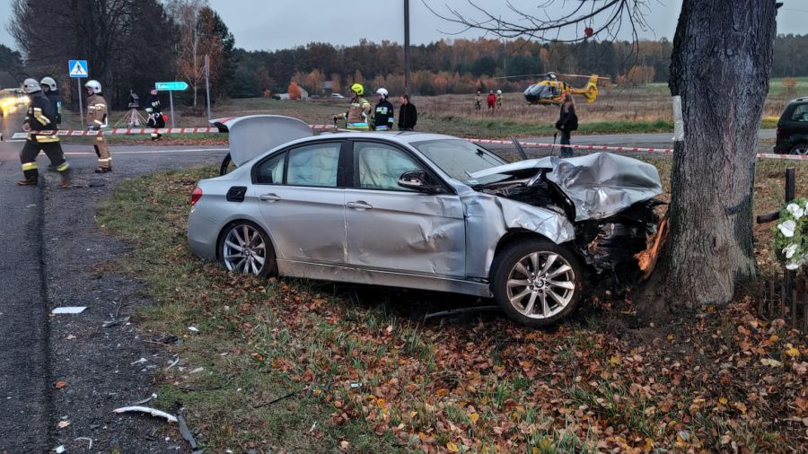 Śmiertelny wypadek na drodze wojewódzkiej. BMW rozbite na drzewie
