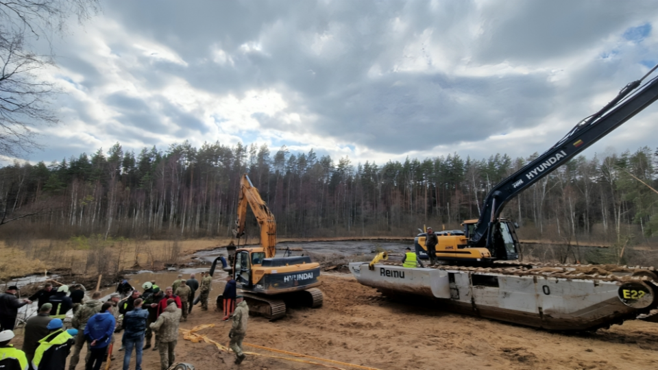 Rescuers pull US army vehicle from Lithuanian swamp