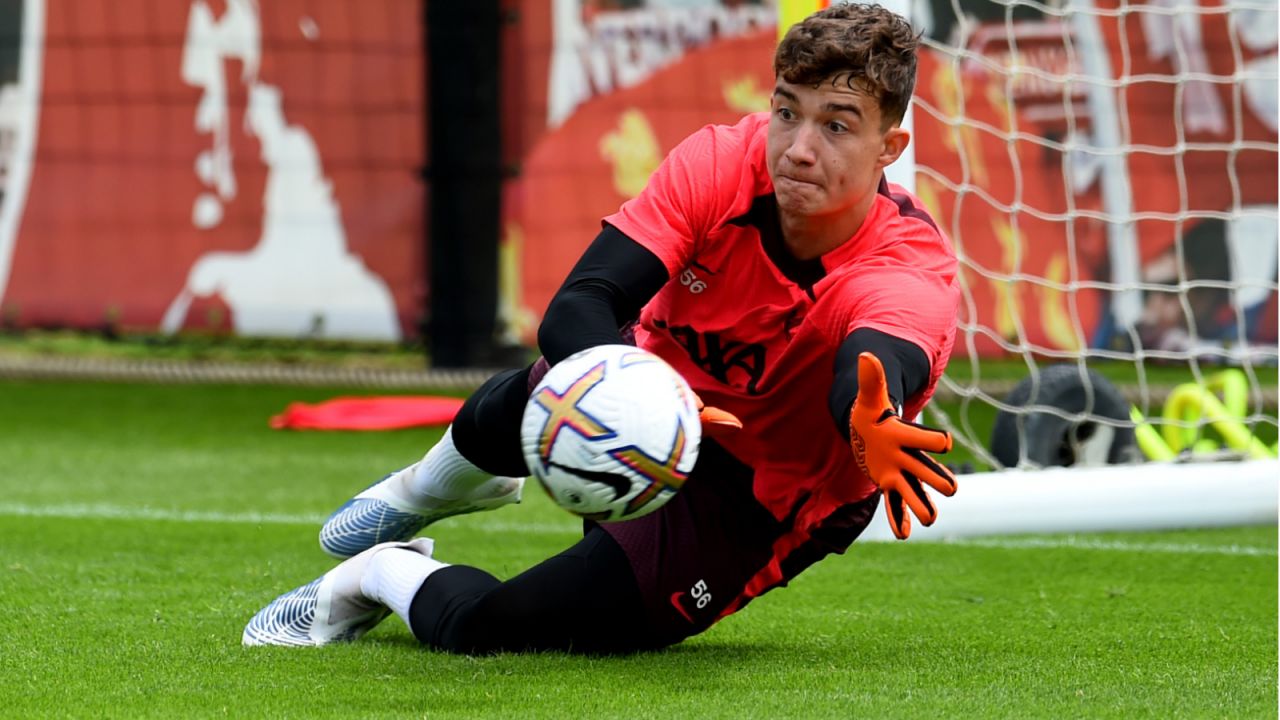 Premier League. Fabian Mrozek znalazł się w kadrze Liverpoolu na ...