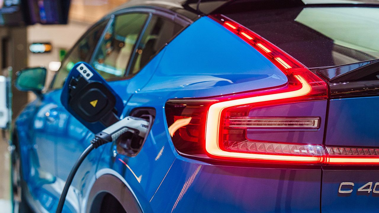 Volvo zmieniło zdanie w sprawie samochodów elektrycznych | TVP INFO