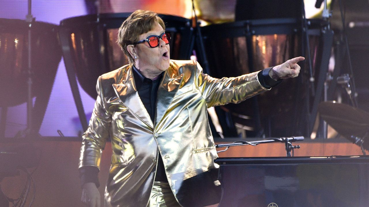 Niespodzianka dla fanów Eltona Johna. Odsłoni kulisy projektu | TVP INFO