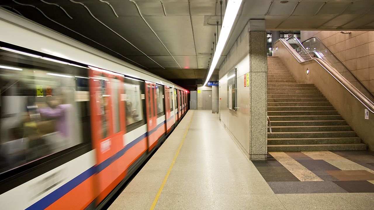 Generał Roman Polko: warszawskie metro nie dałoby schronienia w razie ...