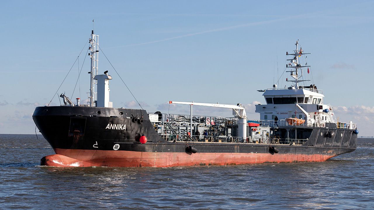 Niemcy. W pobliżu Kuehlungsborn płonie tankowiec | TVP INFO