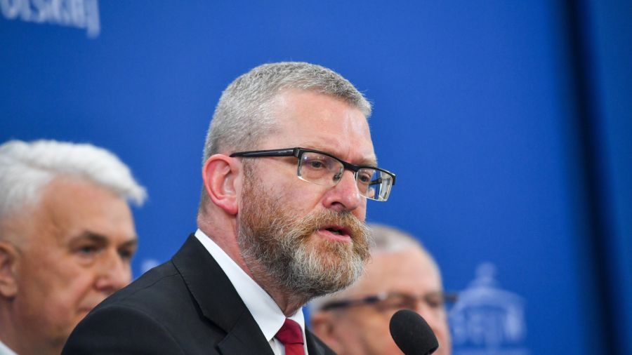 Grzegorz Braun uszkodził wystawę w Sejmie poświęconą LGBT. „Nie będzie wpuszczany na teren Sejmu”